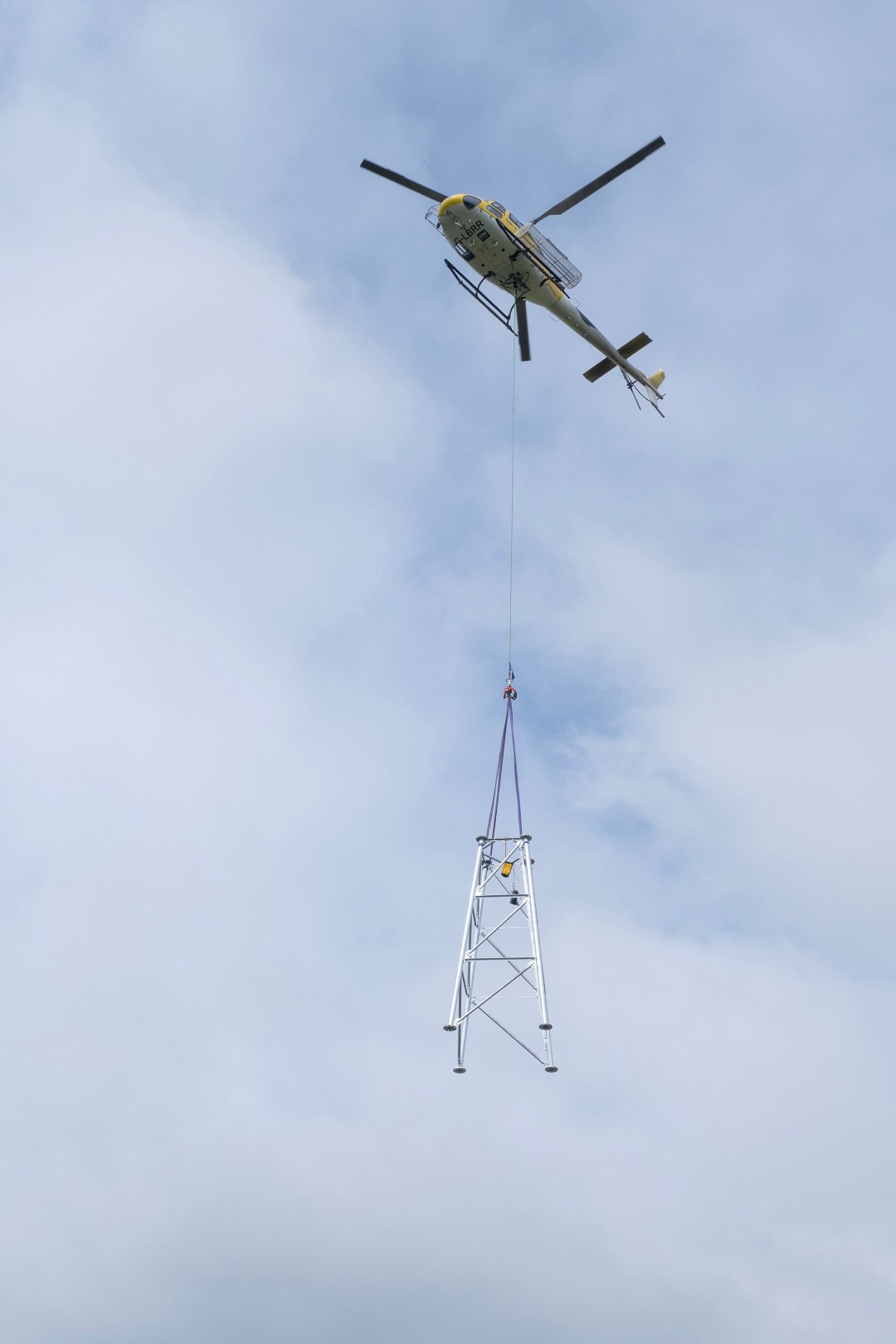 Special delivery! VMO2 uses helicopters to bring new 4G masts to Islay ...